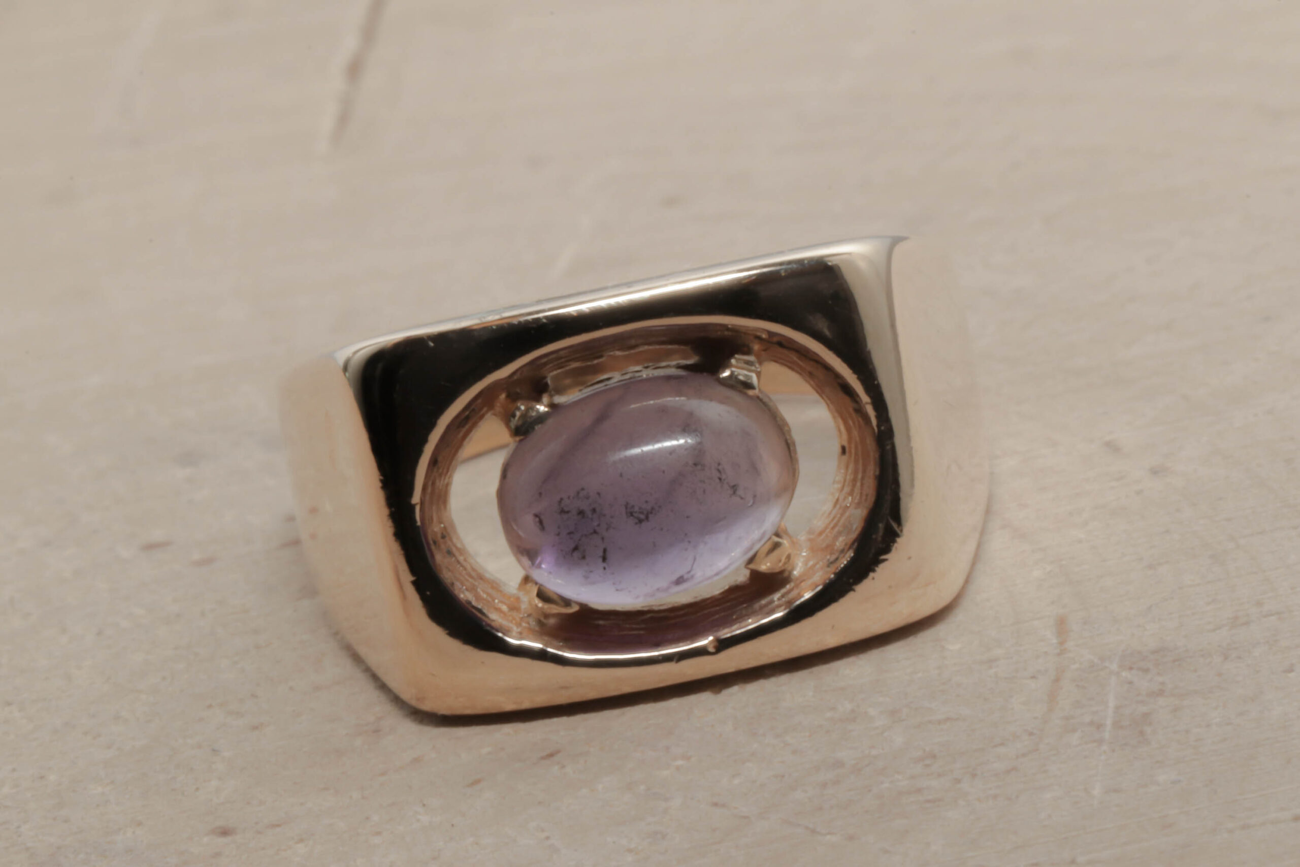 Dame ring med lilla sten i 14 karat guld - Seroguld