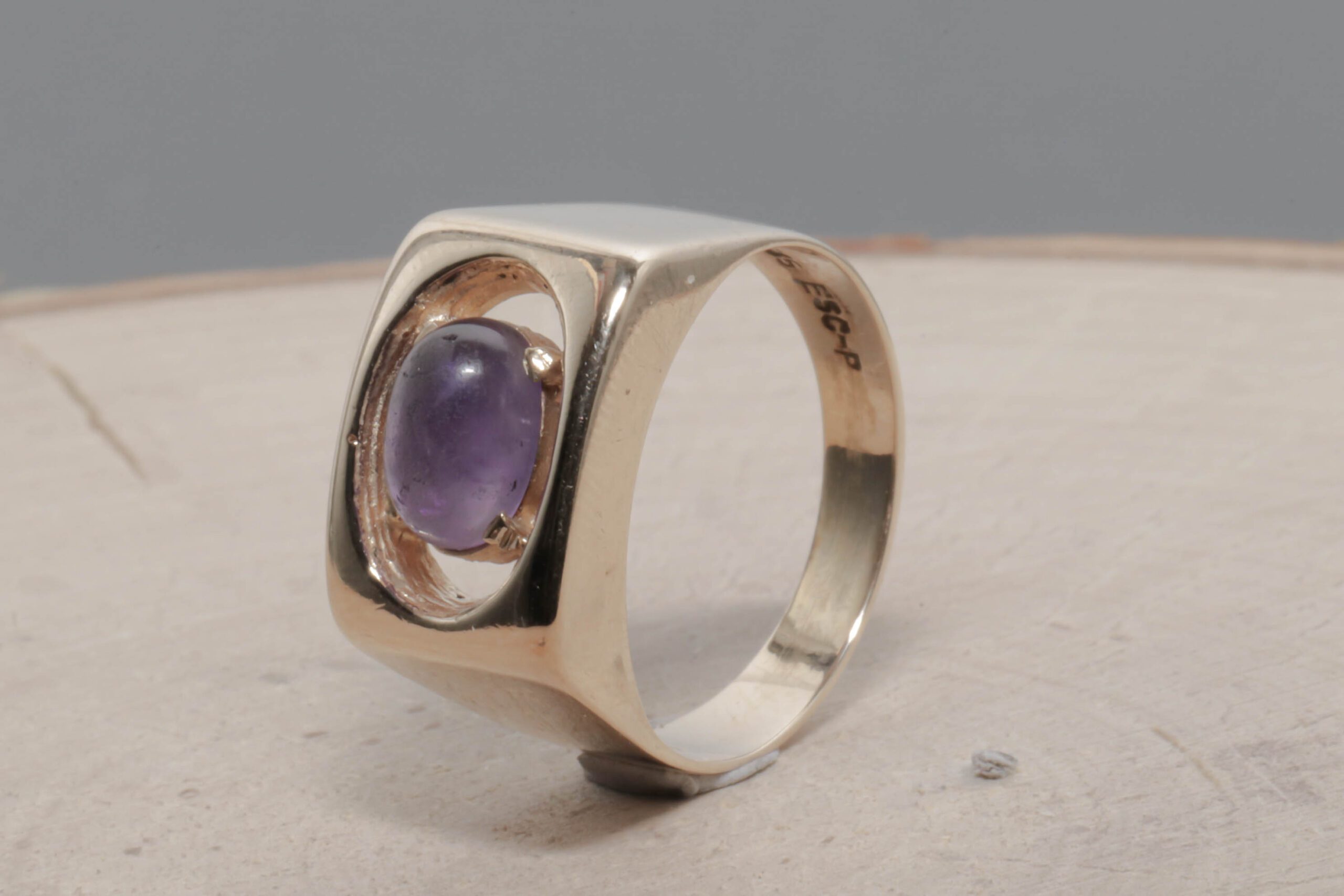 Dame ring med lilla sten i 14 karat guld - Seroguld