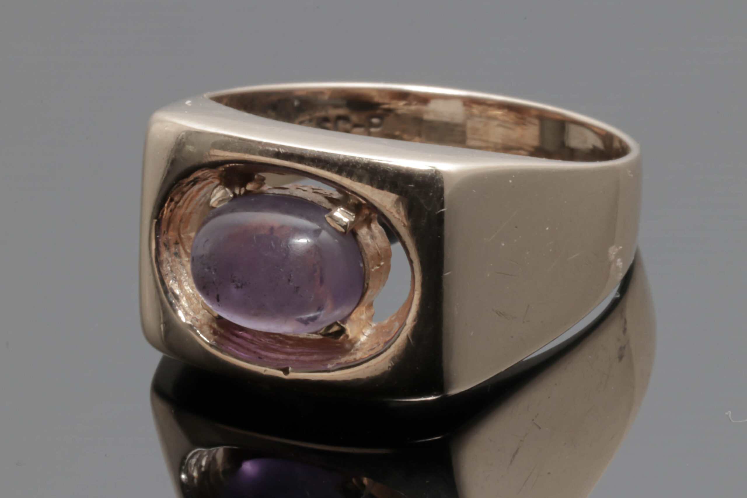 Dame ring med lilla sten i 14 karat guld - Seroguld