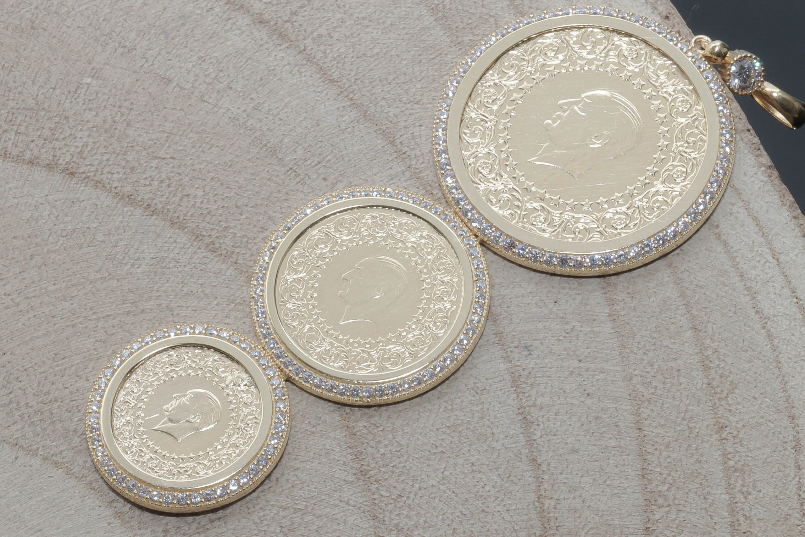 Vedhæng med kurush guldmønter i 22 karat guld & ramme i 14 karat guld ...