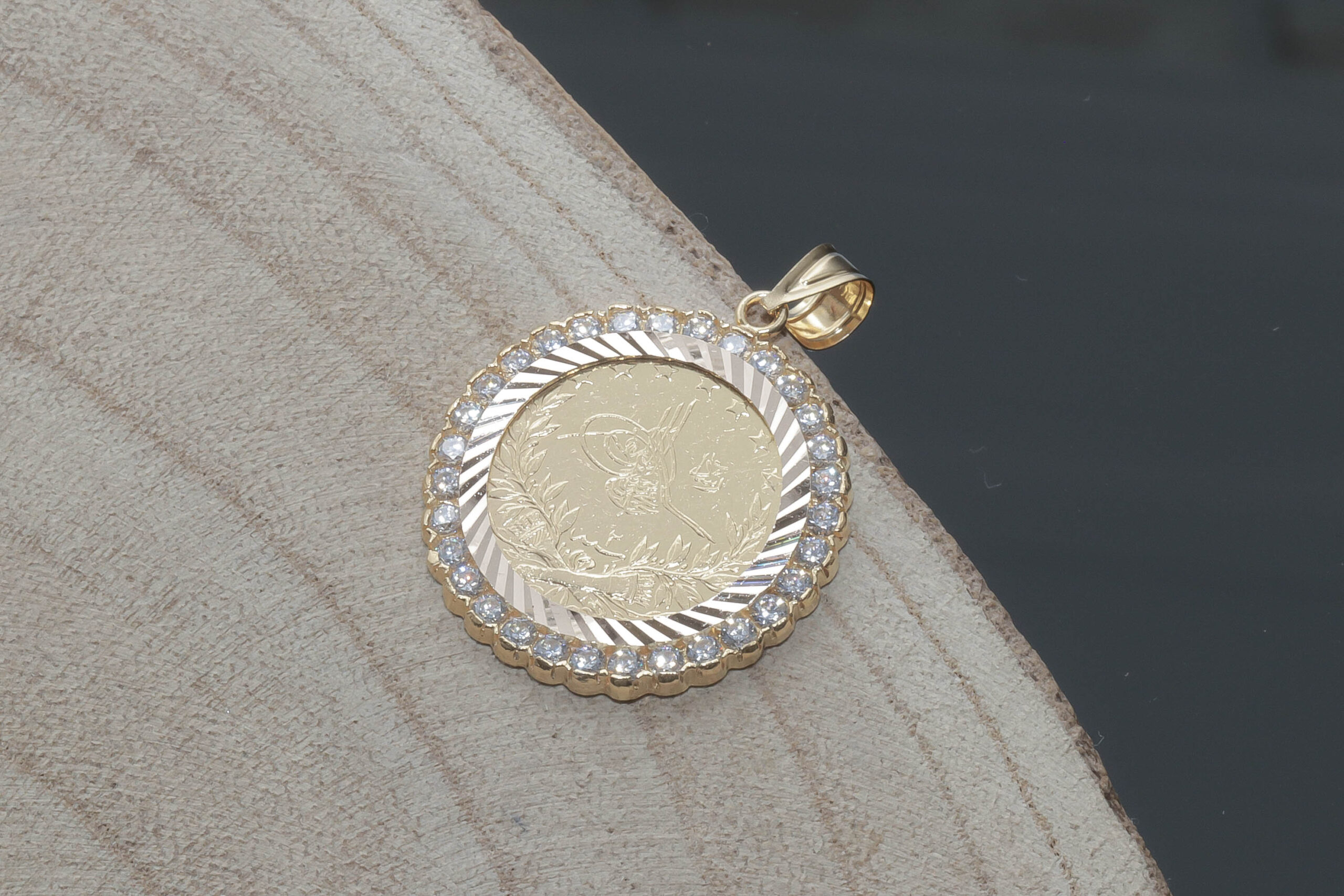 Vedhæng med resat guldmønt i 22 karat guld & ramme i 14 karat guld ...