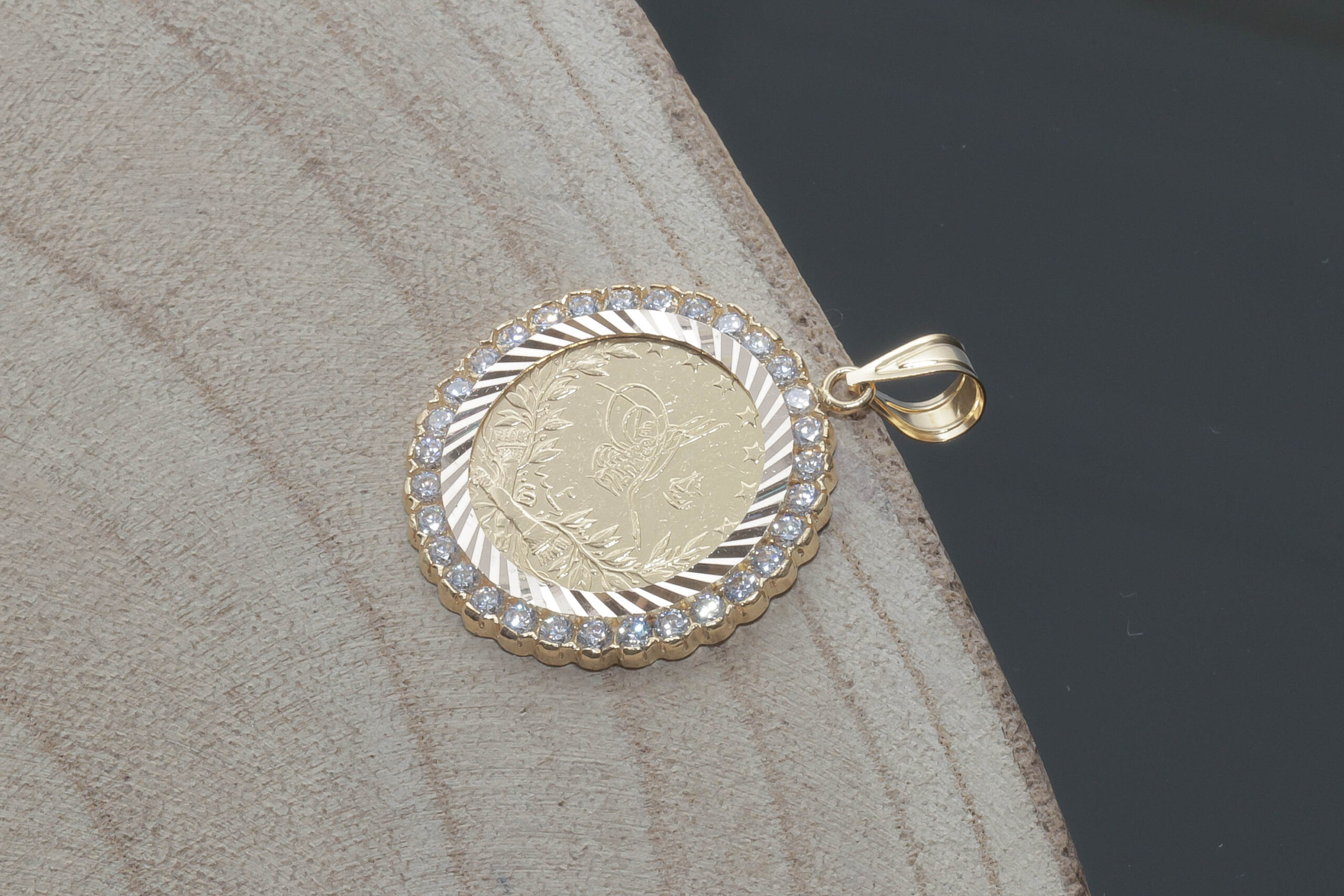 Vedhæng med resat guldmønt i 22 karat guld & ramme i 14 karat guld ...